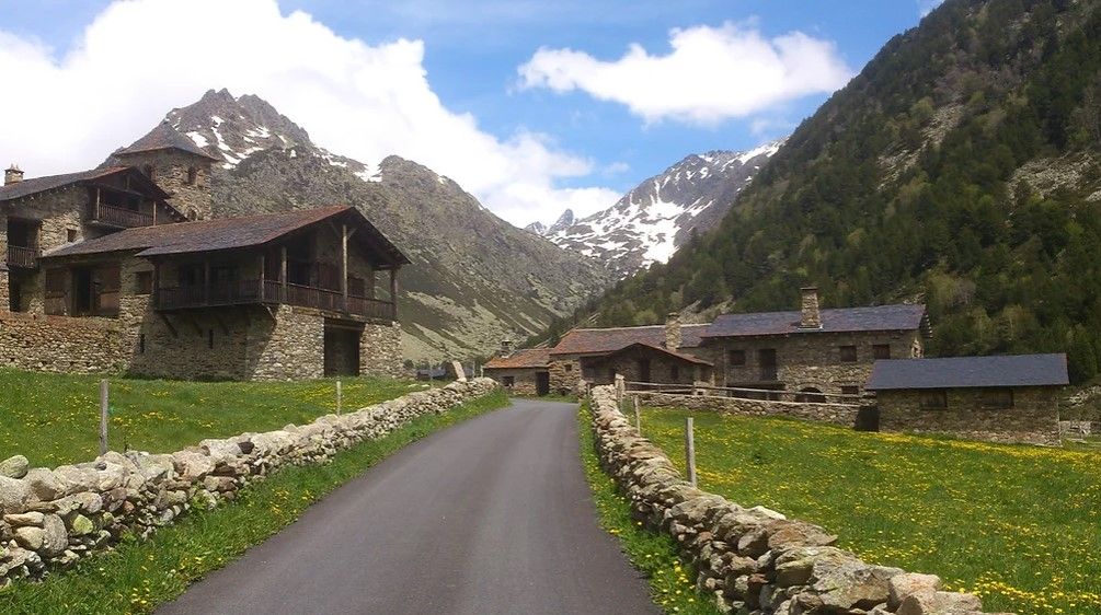 Guided Hike in the Andorran Pyrenees with Overnight Stay | Outguided